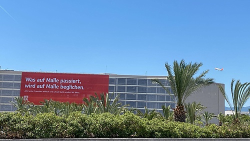 Umstrittenes Sparkassen-Plakat am Flughafen Palma entfernt